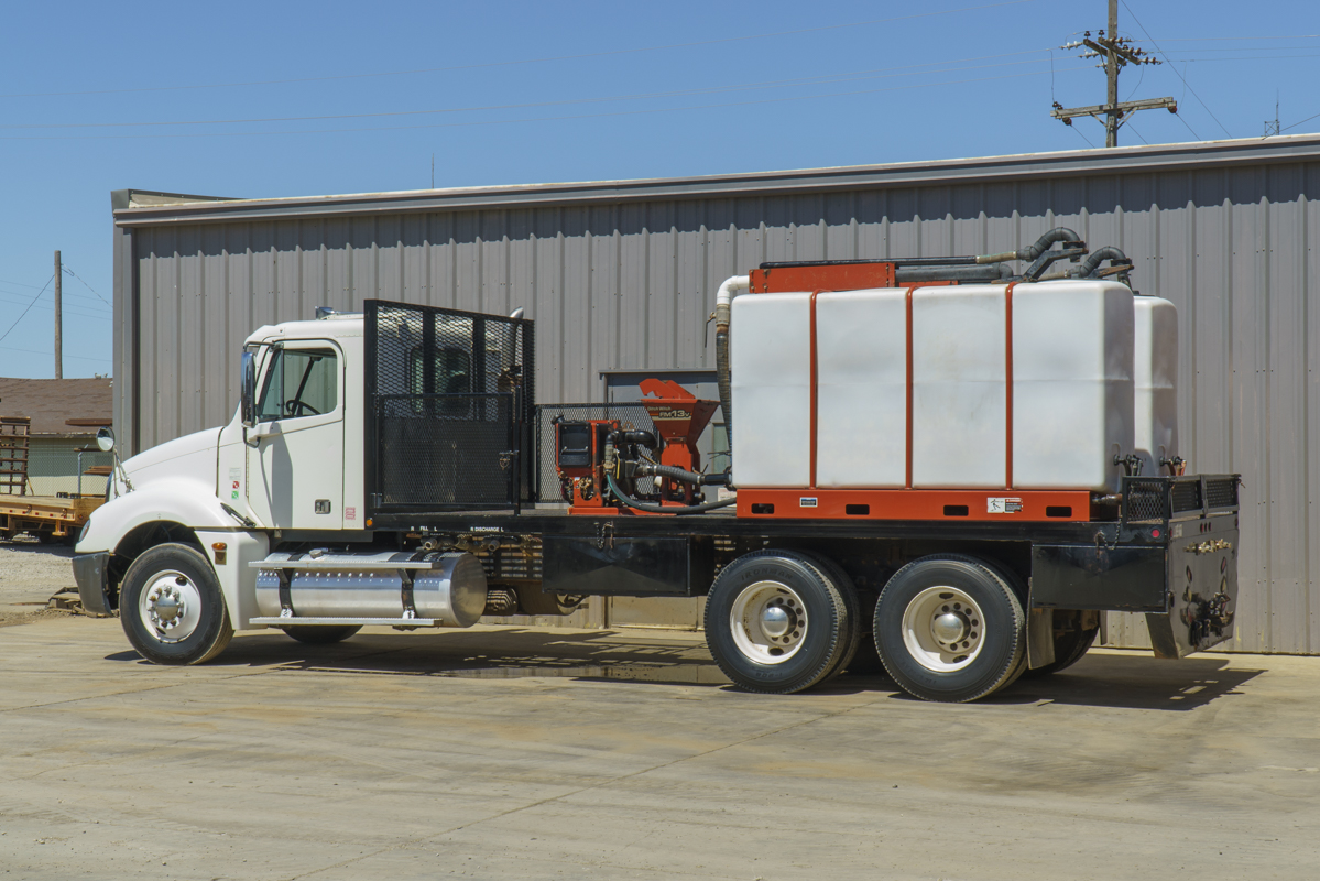 2005 Freightliner Mud Mixing Truck | SOURCE: HDD